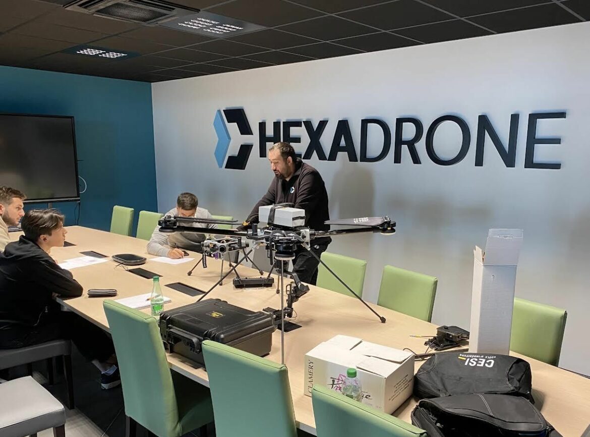 La IngéTeam Instadrone en formation chez Hexadrone - Instadrone